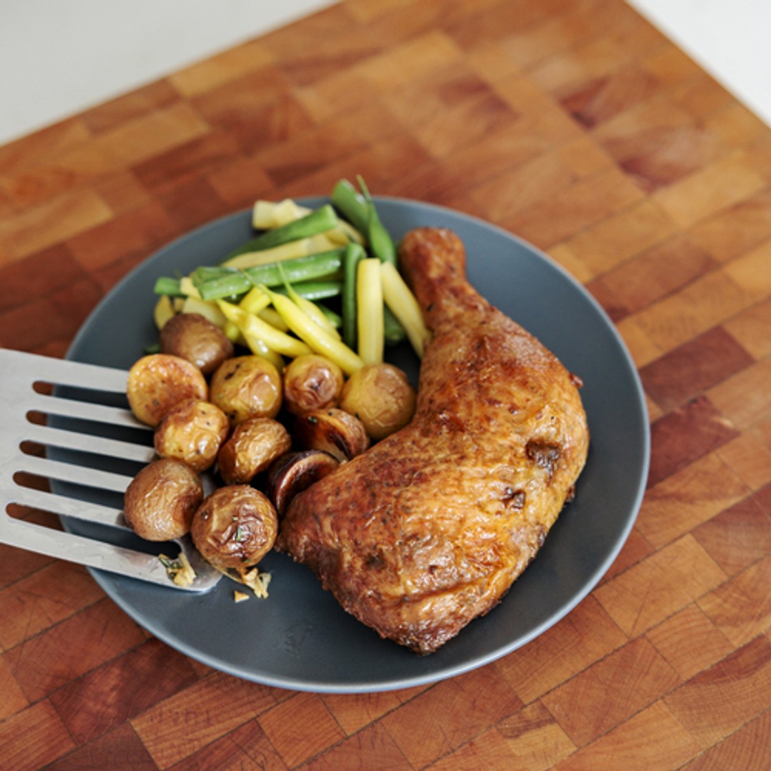 Maple Leaf Chicken Legs Cooked Rotisserie 3 Pieces 600 g - Voilà Online ...